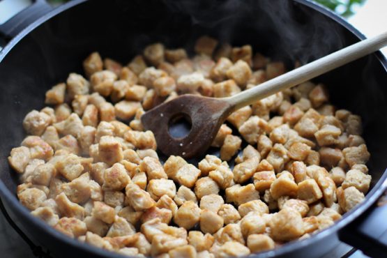 Veganes Schmorgulasch mit Kartoffel-Wedges • veggies | vegan