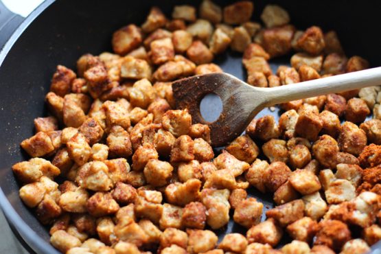 Veganes Schmorgulasch mit Kartoffel-Wedges • veggies | vegan