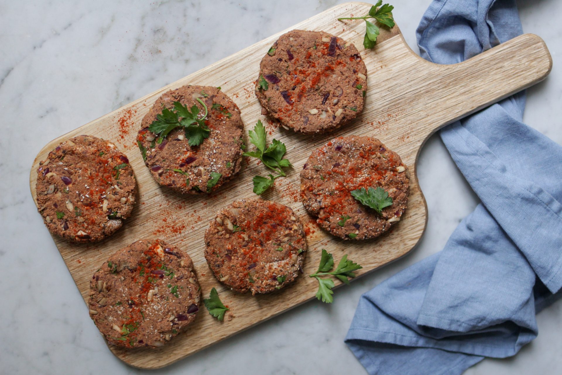 Veganer Burger mit Bohnenbulette und Rosenkohl • veggies | vegan