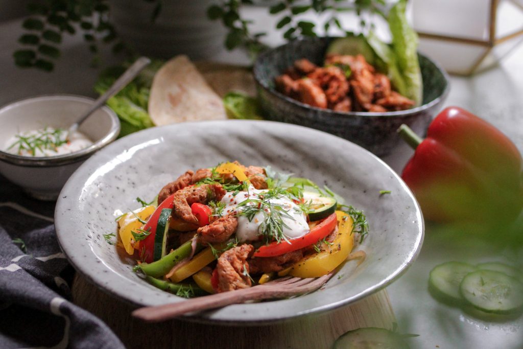 Rezeptvideo: Bunte Gemüsepfanne mit würzigen Sojastreifen • veggies | vegan