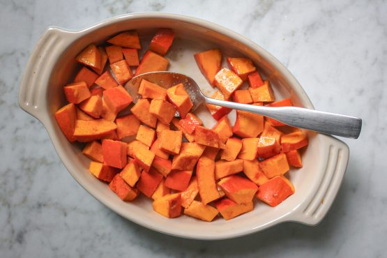 Bowl mit Hasselback-Kartoffeln und Kürbisstampf • veggies | vegan