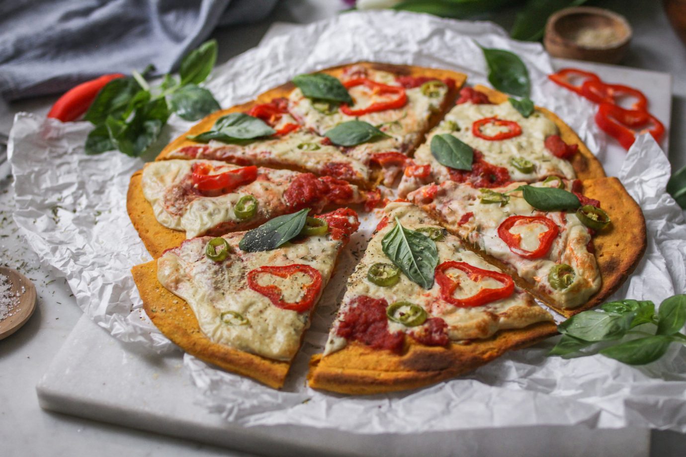 Süßkartoffel-Käse-Pizza mit Paprika & Pepperoni • veggies | vegan