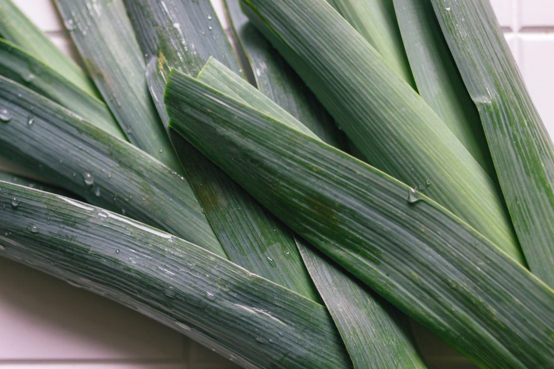 Gerösteter Lauch mit Tofu-Crumble und veganem Feta • veggies | vegan