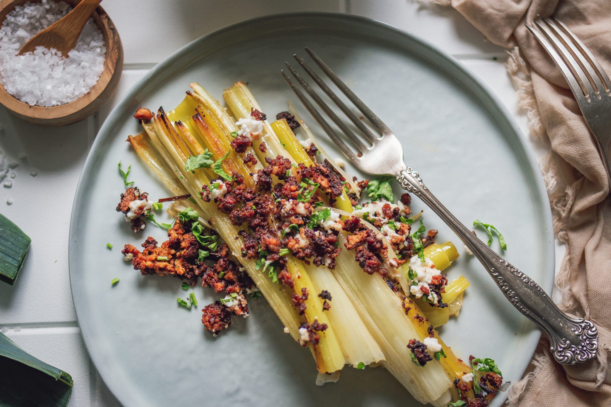 Gerösteter Lauch mit Tofu-Crumble und veganem Feta • veggies | vegan