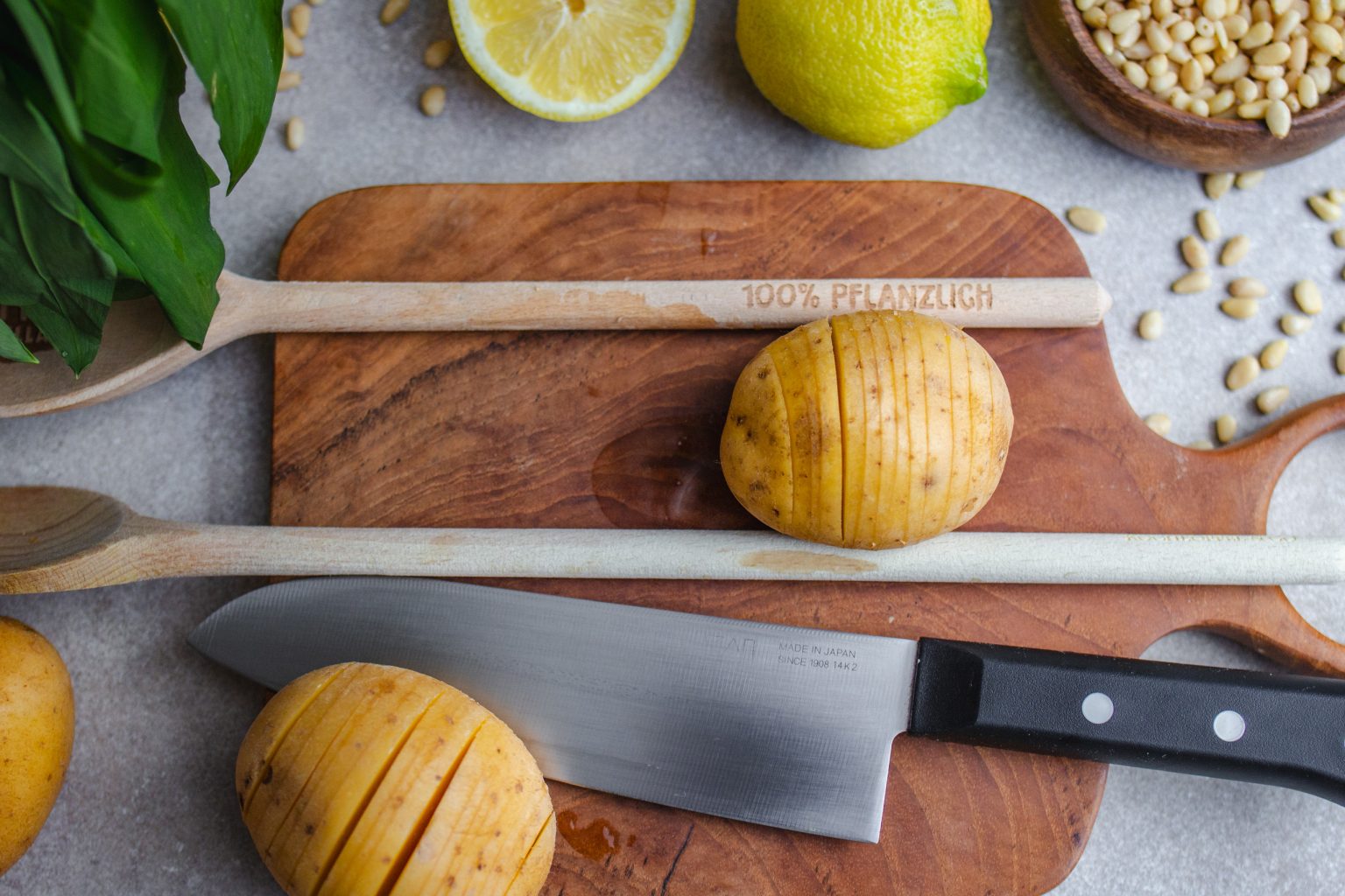 Hasselback-Kartoffeln mit Bärlauchpesto und Bohnen-Hummus • veggies | vegan