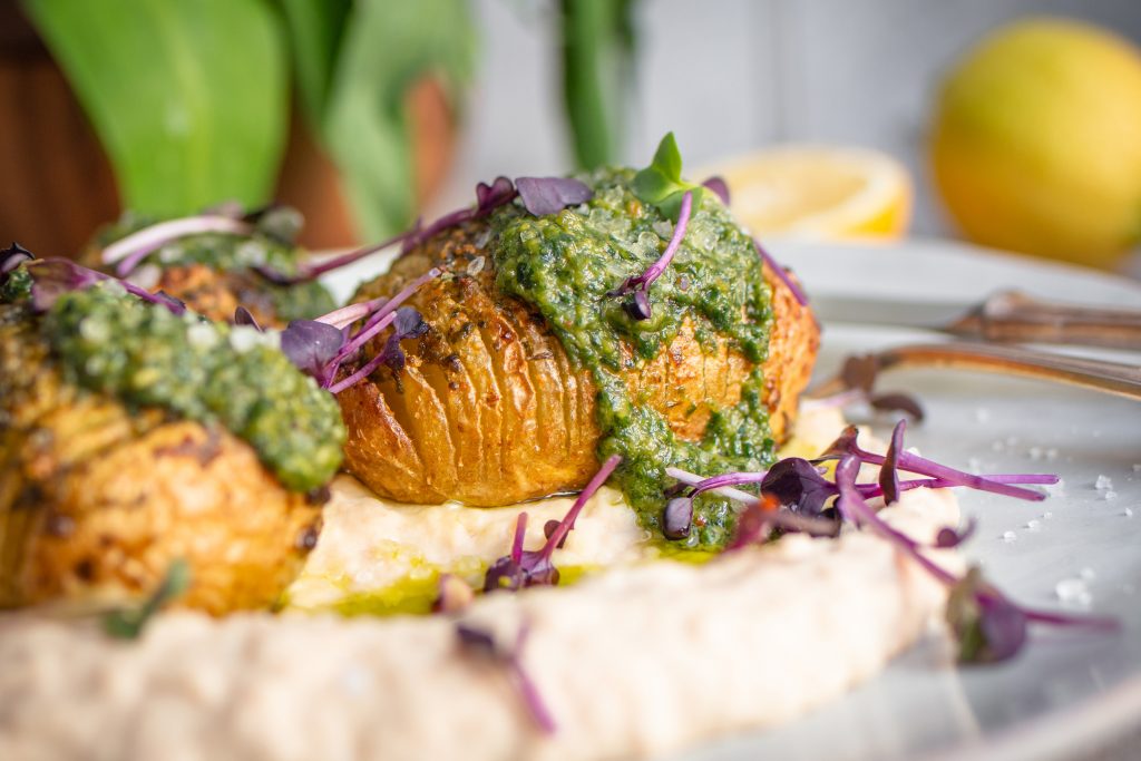 Hasselback-Kartoffeln mit Bärlauchpesto und Bohnen-Hummus • veggies | vegan