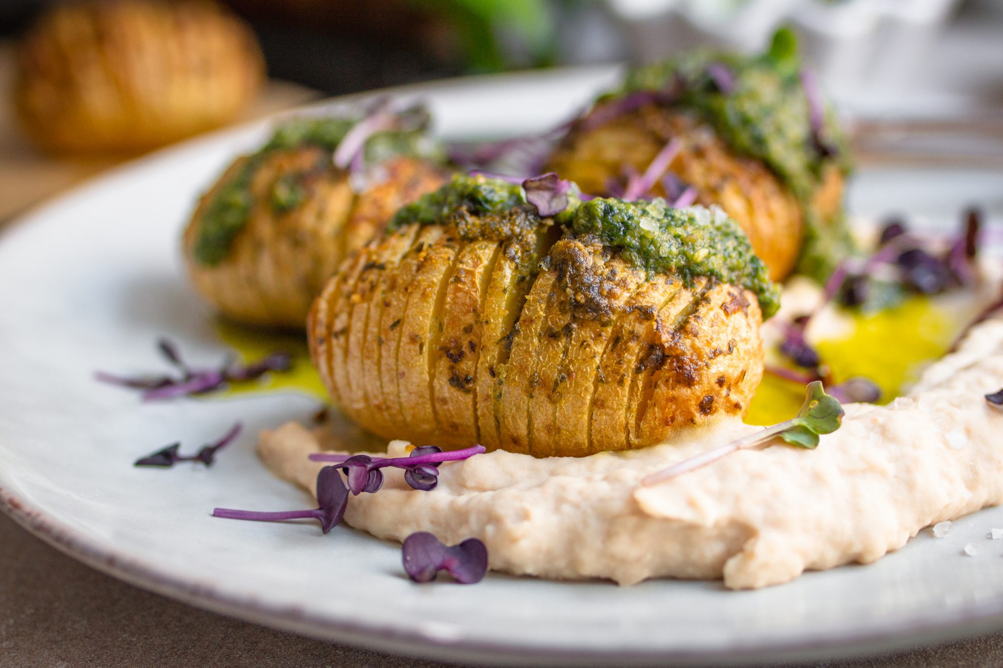 Hasselback-Kartoffeln mit Bärlauchpesto und Bohnen-Hummus • veggies | vegan